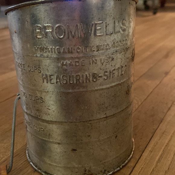 bromwell’s | Kitchen | Vintage 3 Cup Metal Bromwells Measuring Flour ...